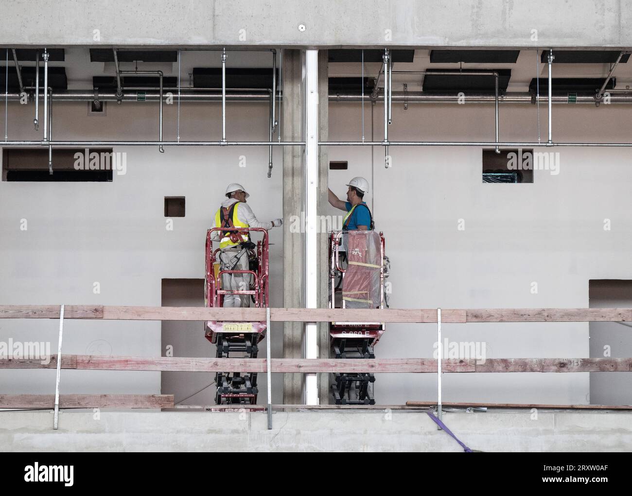 27 September 2023, Hesse, Frankfurt/Main: Workers paint walls in ...