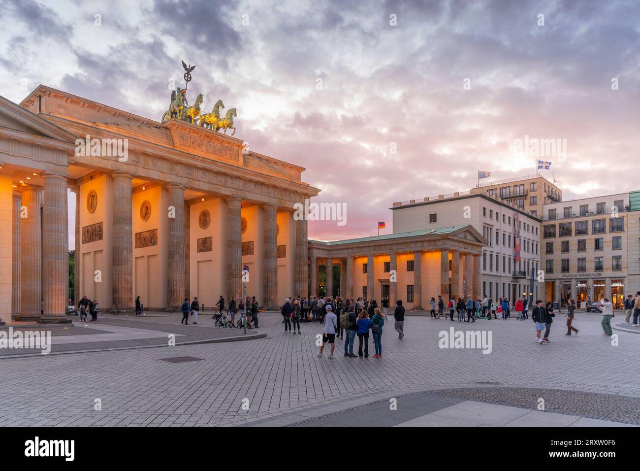 View of Brandenburg Gate at dusk, Pariser Square, Unter den Linden ...