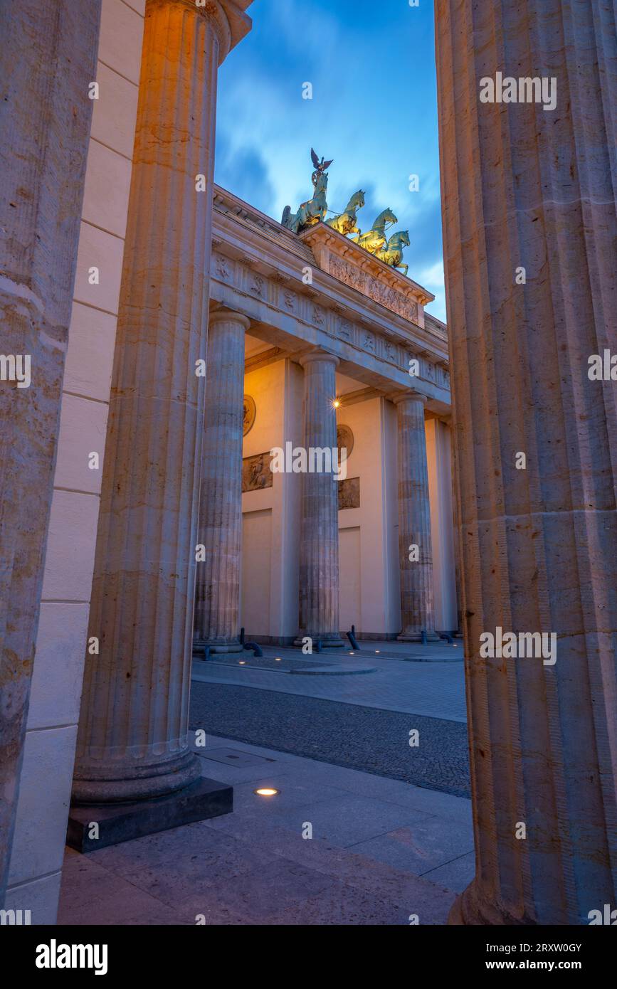 View of Brandenburg Gate at dusk, Pariser Square, Unter den Linden ...