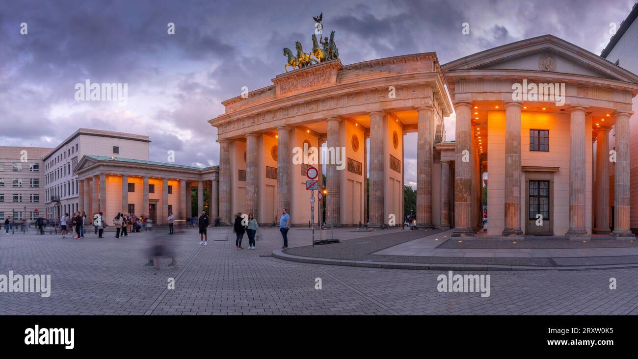 Unter den linden view quadriga scene tourists hi-res stock photography ...