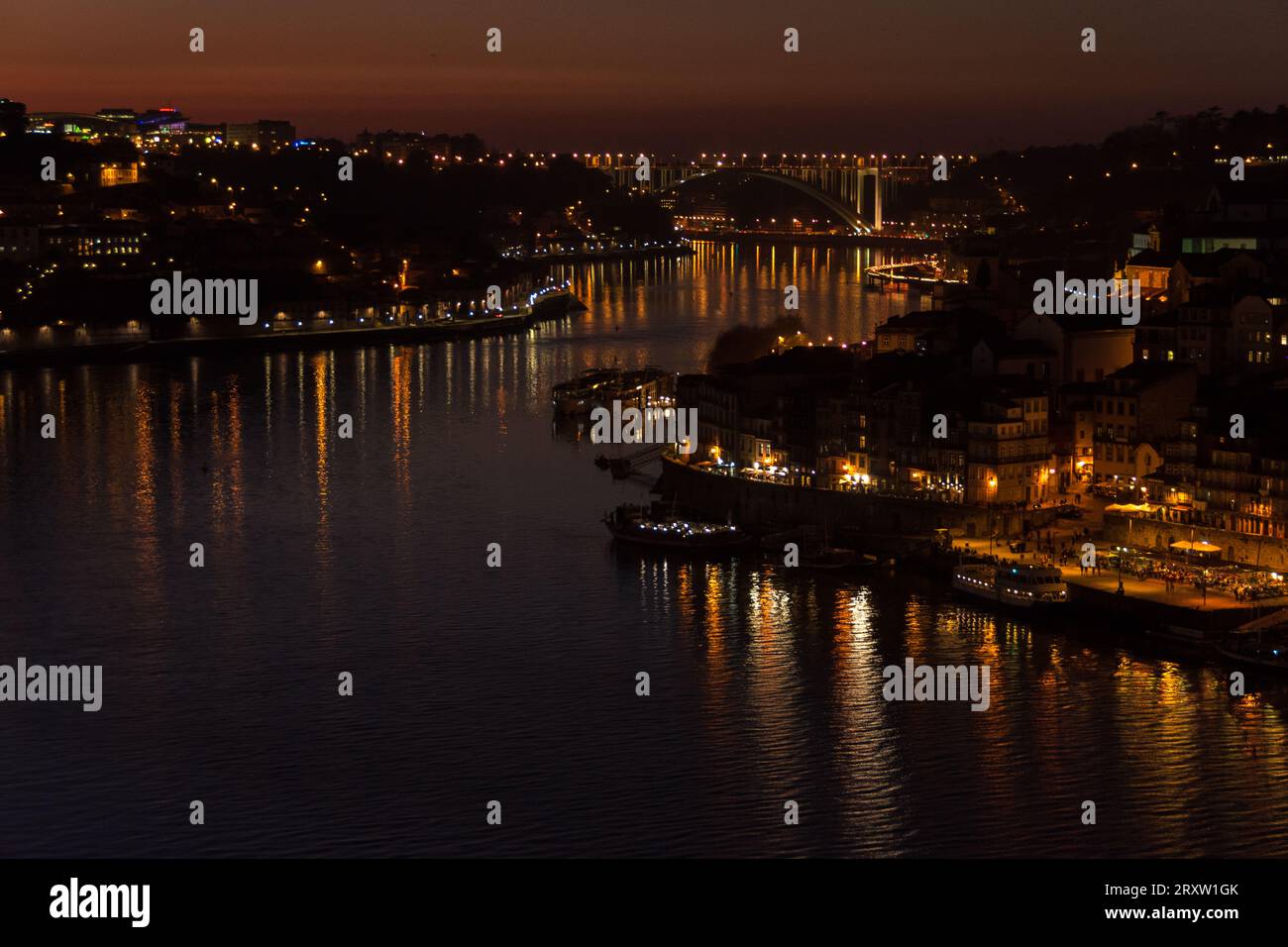 Oporto de noche hi-res stock photography and images - Alamy