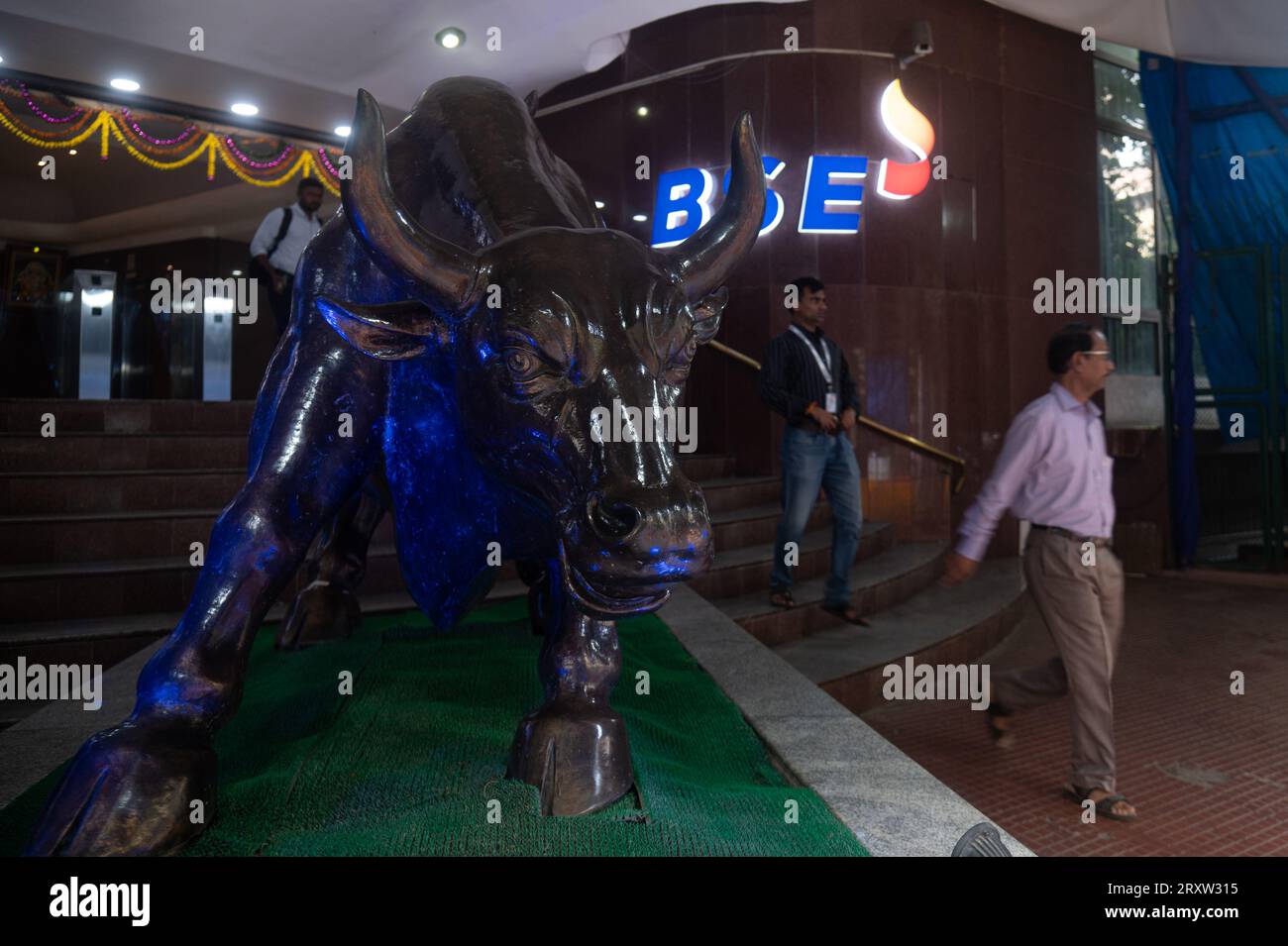 Bronze bull statue bombay stock hi-res stock photography and images - Alamy