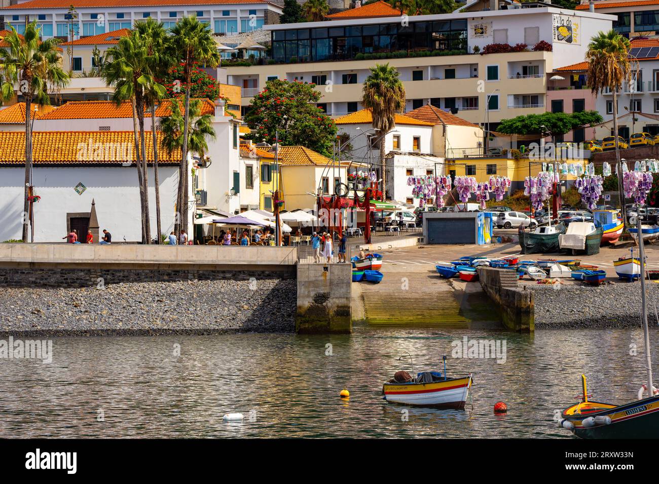Scenic view of the small fishing village of Câmara de Lobos in Madeira ...