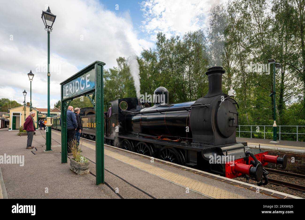 Eridge, East Sussex, UK: Steam Train 2890 operated by the Spa Valley ...