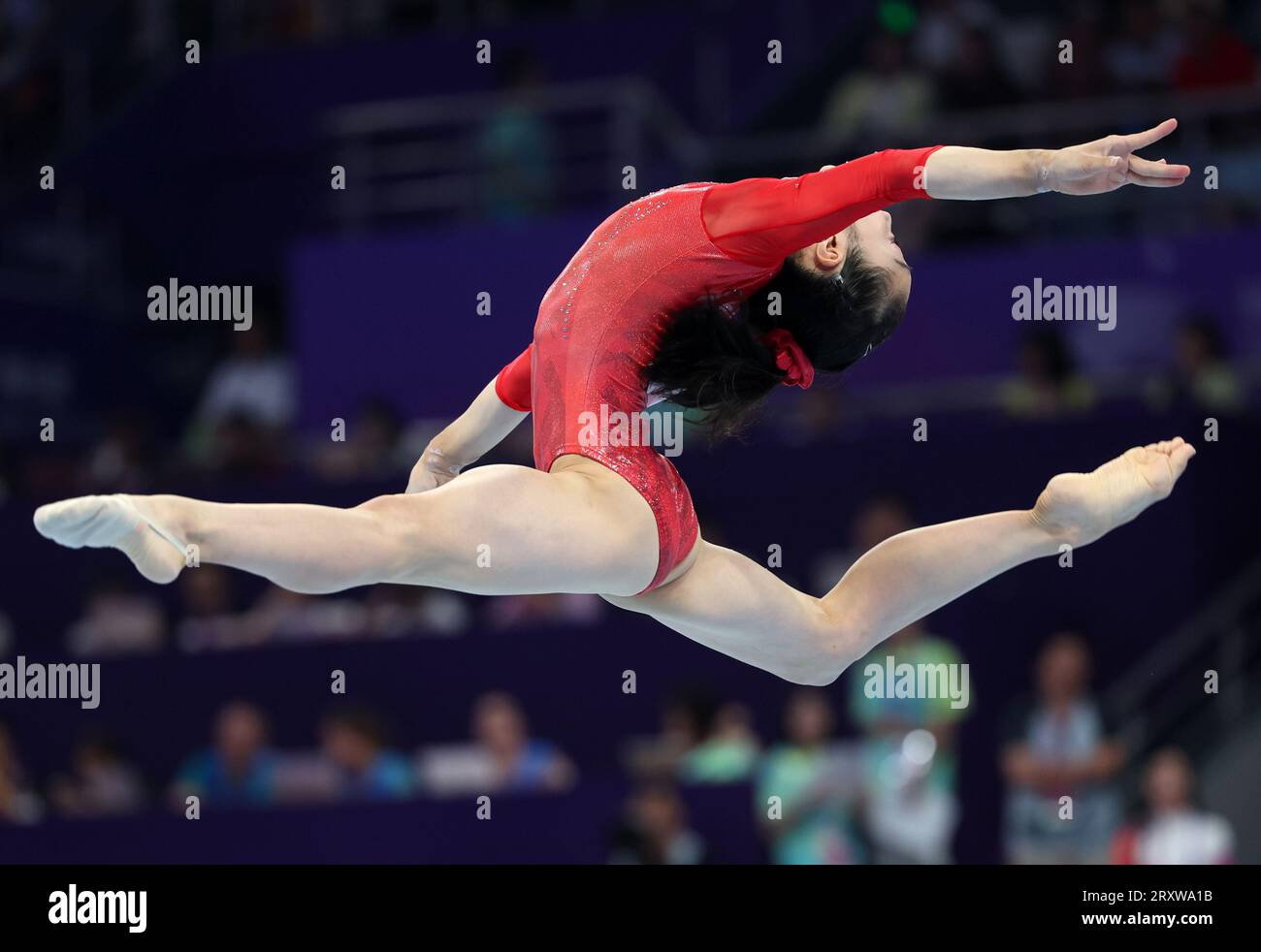 (230927) -- HANGZHOU, Sept. 27, 2023 (Xinhua) -- Okamura Mana of Japan ...