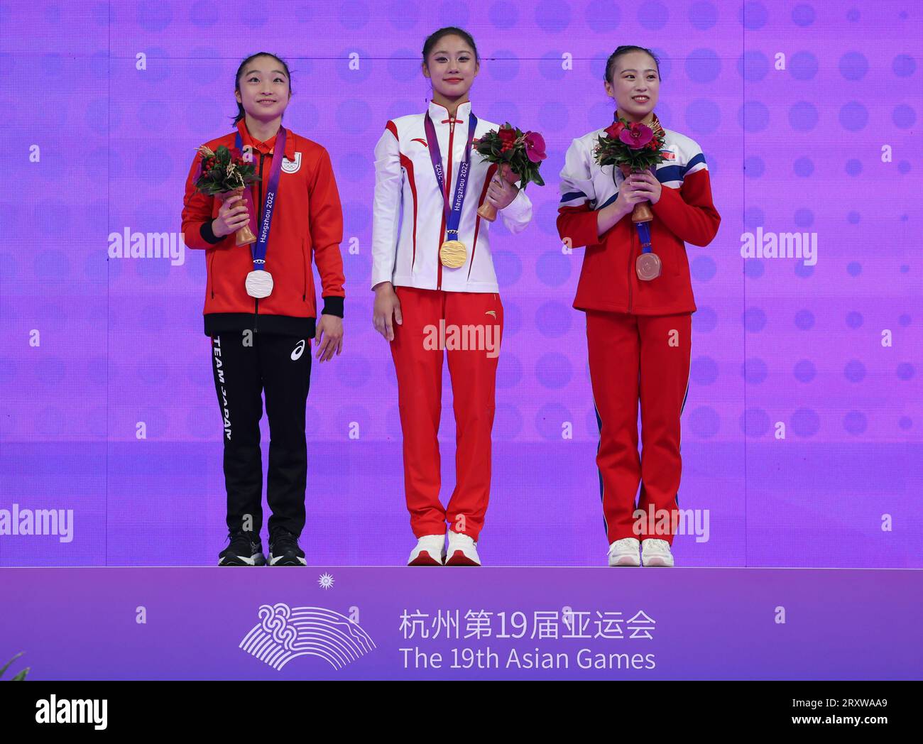 (230927) -- HANGZHOU, Sept. 27, 2023 (Xinhua) -- Gold medalist Zuo Tong ...