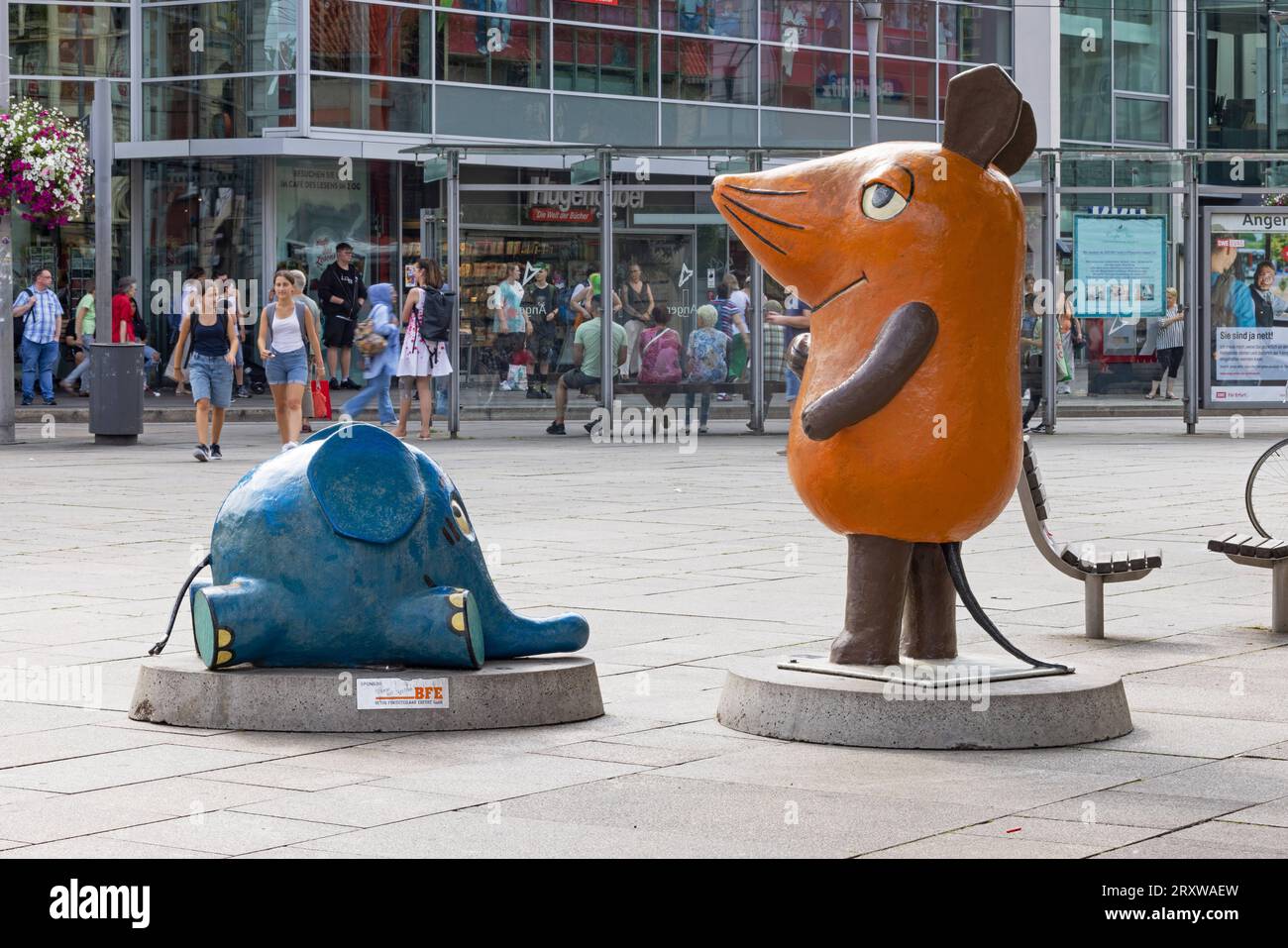 Maus und Elefant von Die Sendung mit der Maus des WDR stehen am Anger ...