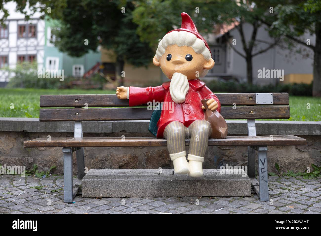 Die Figur des Kinderkanals Kika Das Sandmaennchen hinter der ...