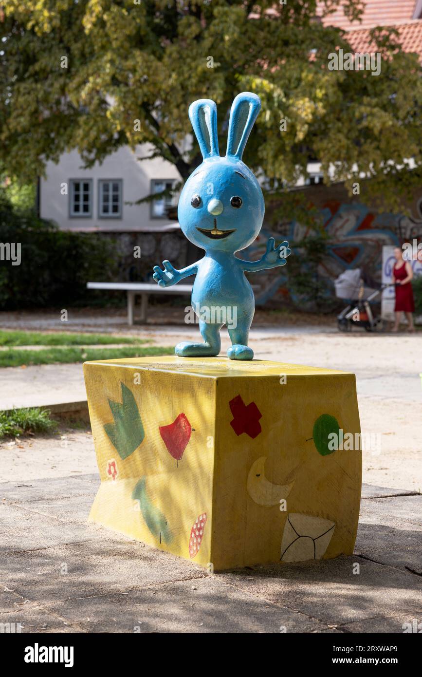 Die Figur des Kinderkanals Kika Das Kikaninchen am Daemmchen in Erfurt ...
