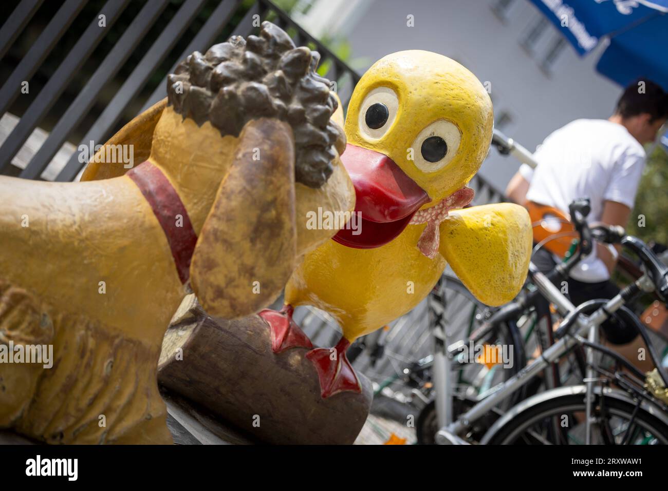 Die Figuren des Kinderkanals Kika Moppi und Schnatterinchen an der ...