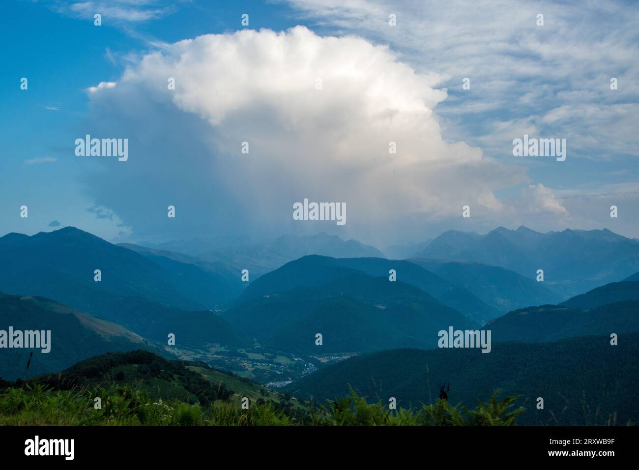Nube sobre montanas hi-res stock photography and images - Alamy