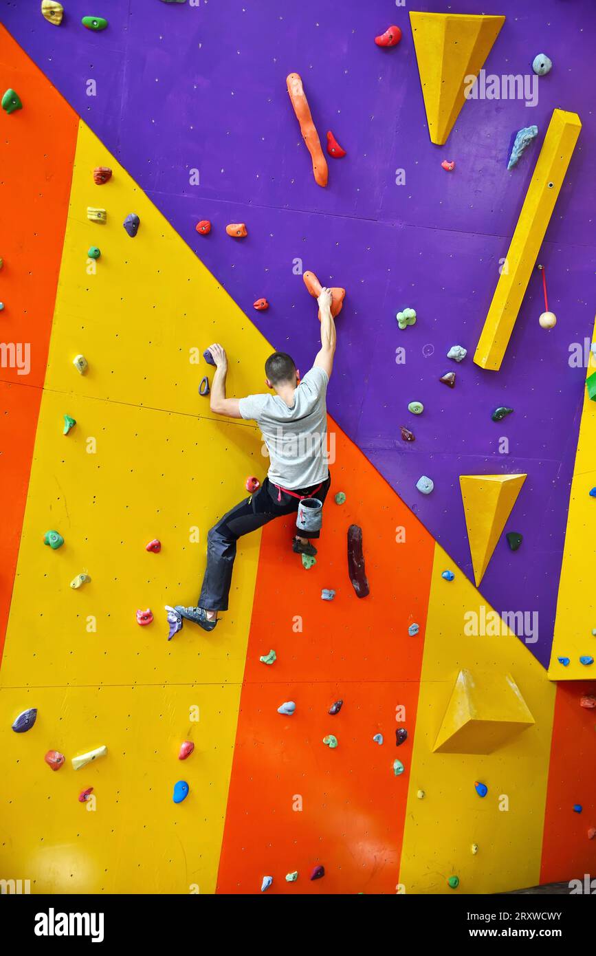 Muscular climber climbing without insurance hi-res stock photography ...