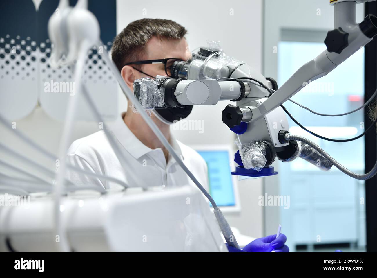 Black doctor microscope hi-res stock photography and images - Alamy