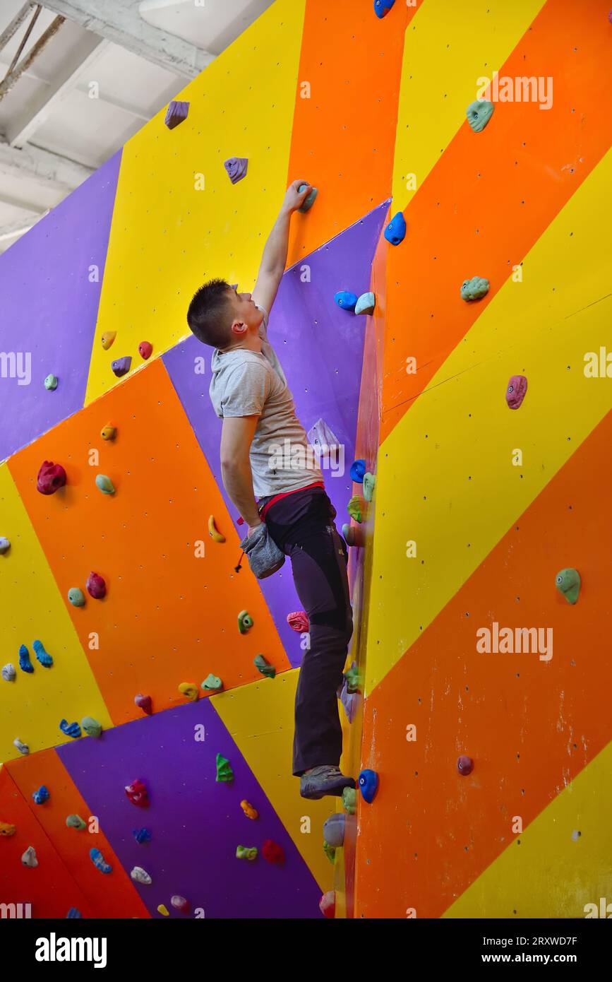 Muscular climber climbing without insurance hi-res stock photography ...