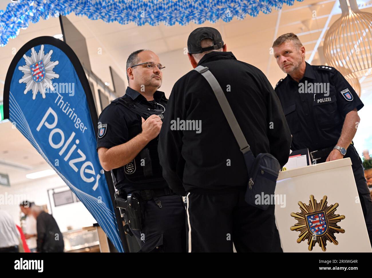 27 September 2023, Thuringia, Erfurt: Dirk Lehmann (l), police chief ...