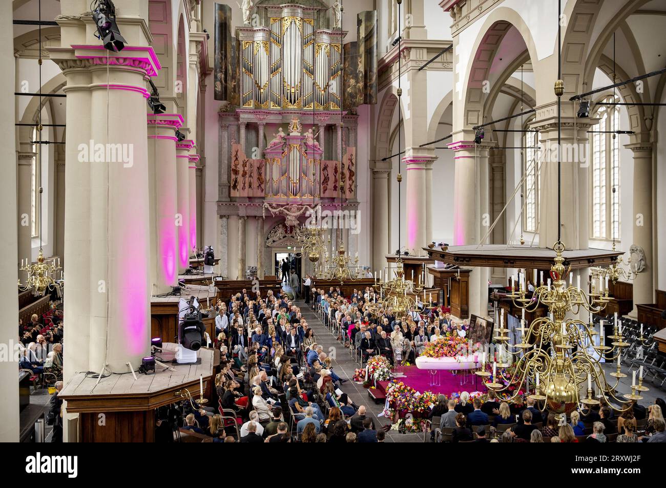 AMSTERDAM - Flowers at the coffin during the funeral service of Erwin ...