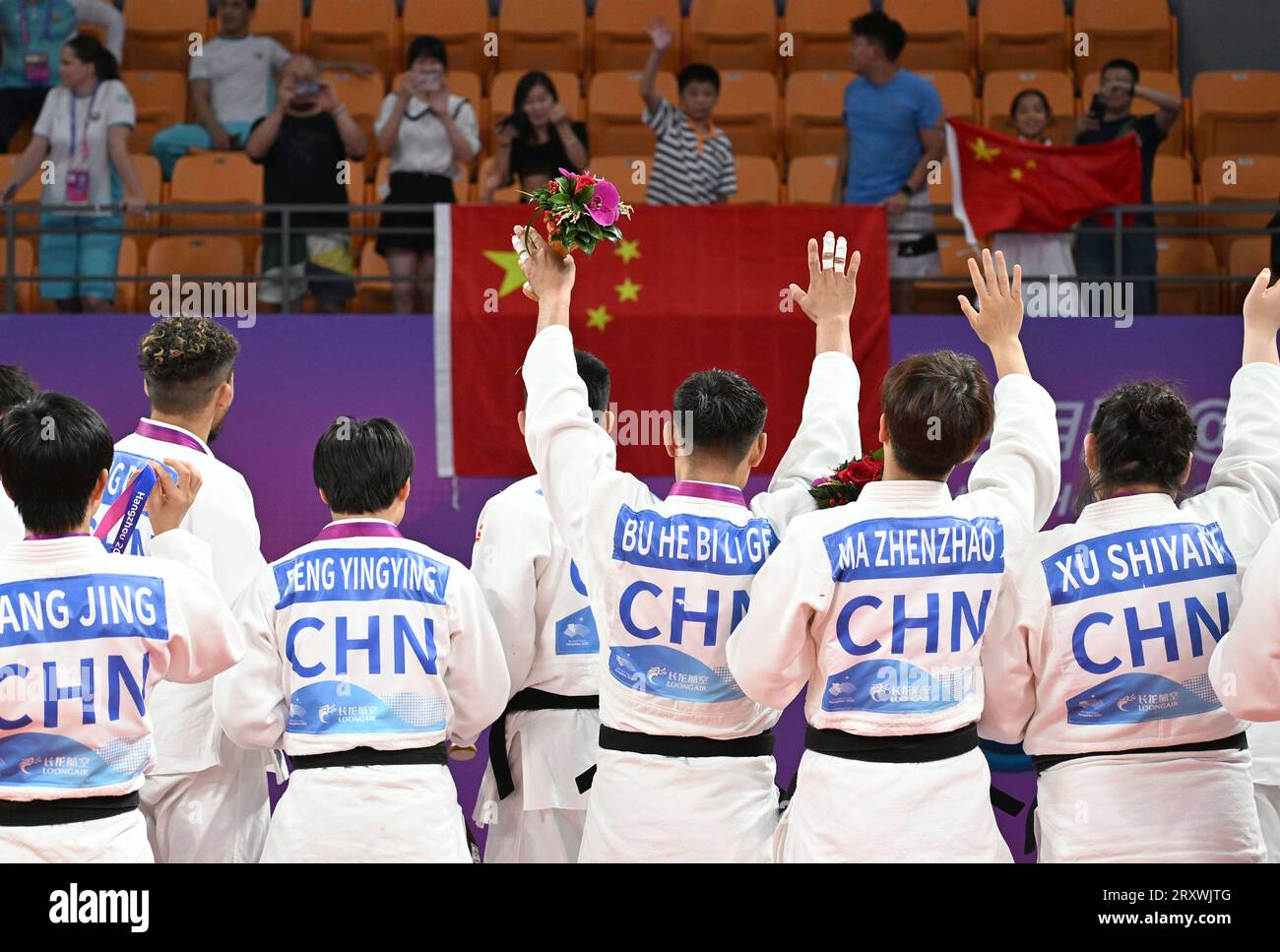 (230927) -- HANGZHOU, Sept. 27, 2023 (Xinhua) -- Team China attend the ...