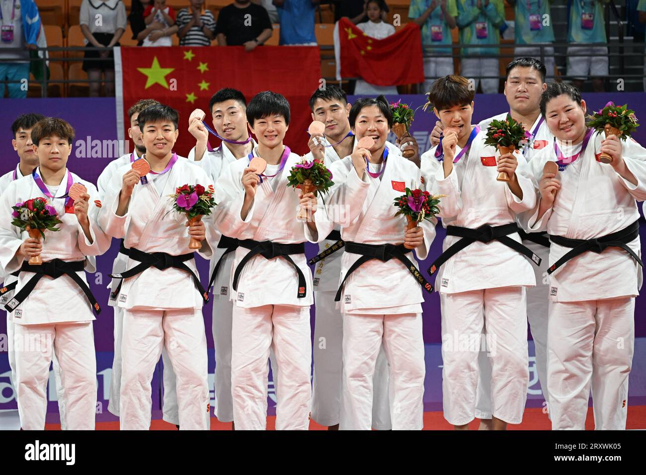 (230927) -- HANGZHOU, Sept. 27, 2023 (Xinhua) -- Team China attend the ...