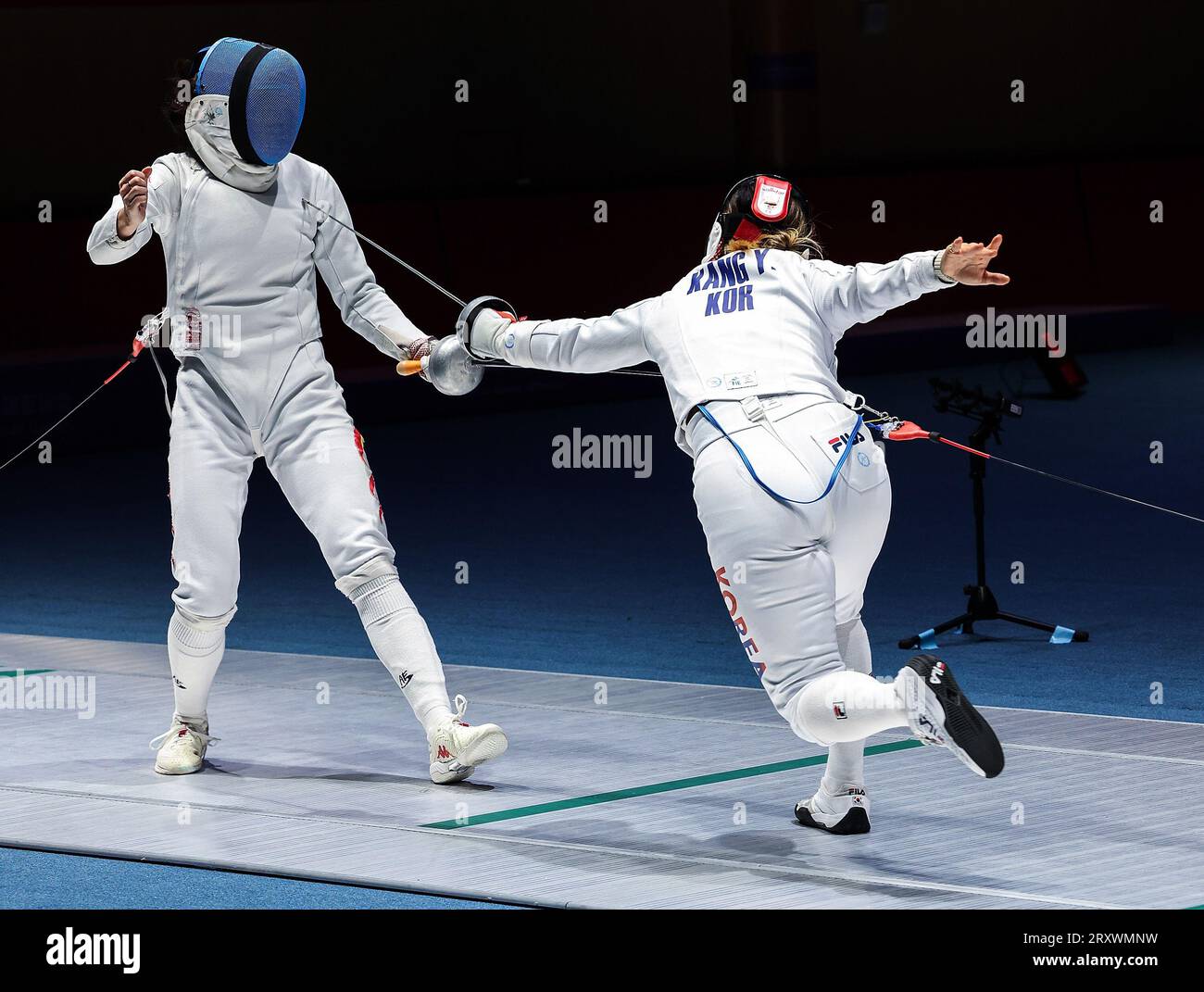 (230927) -- HANGZHOU, Sept. 27, 2023 (Xinhua) -- Sun Yiwen (L) of China ...