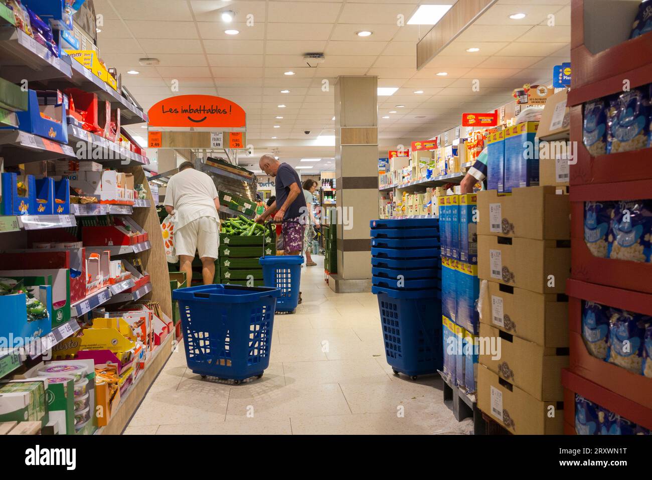 Inside lidl store supermarket interior hi-res stock photography and ...