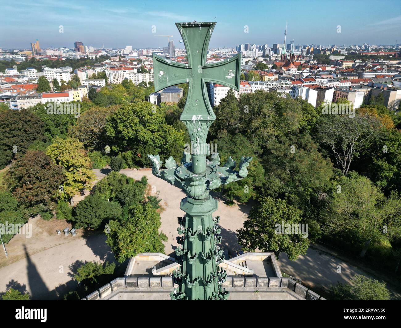 27 September 2023, Berlin: On the highest point of the Viktoriapark on ...