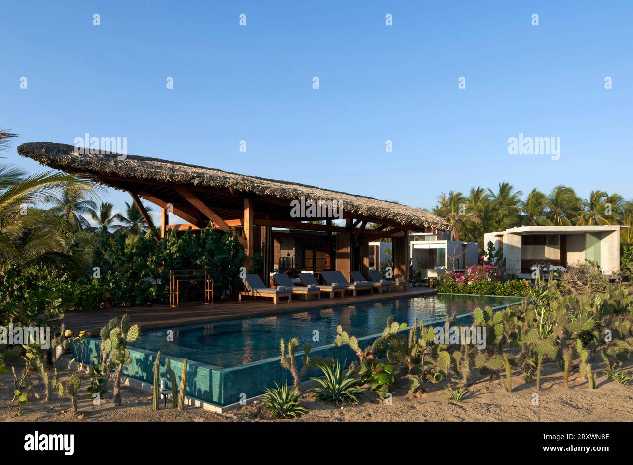 Straw thatched hi-res stock photography and images - Alamy