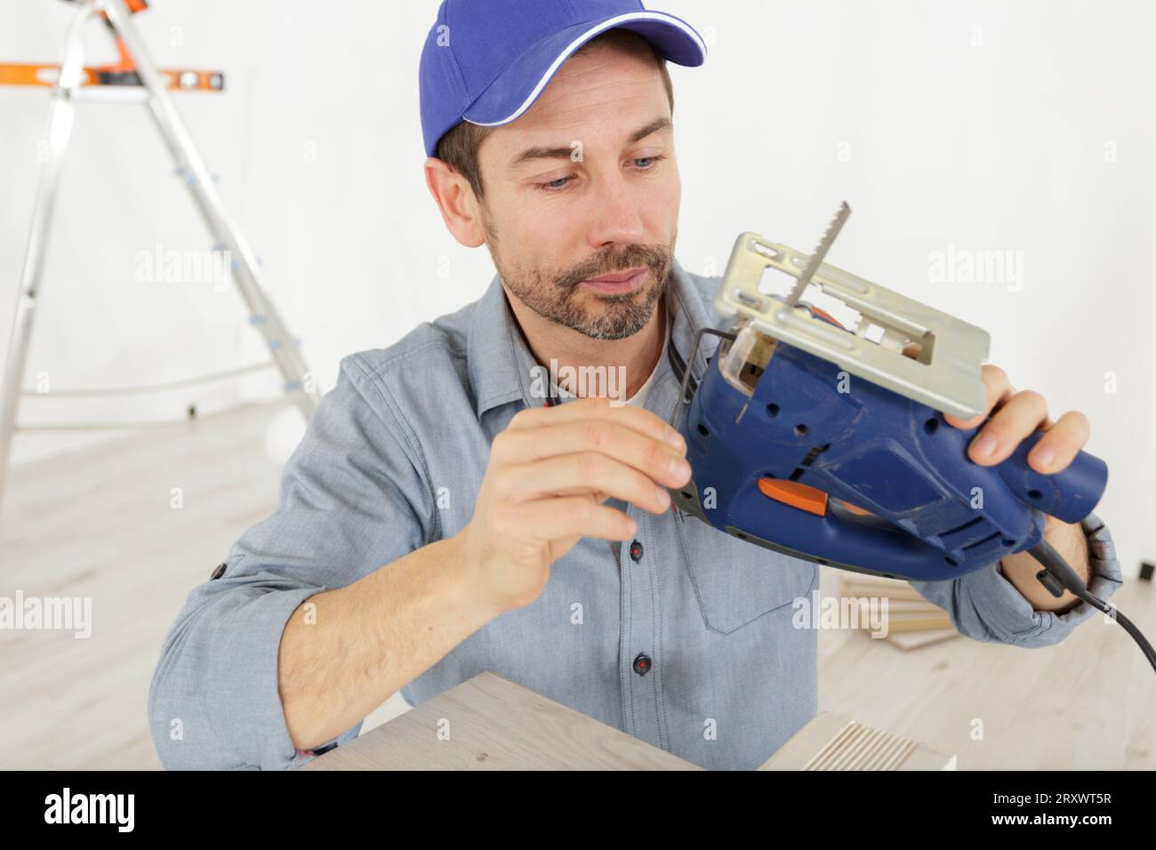 Operating chainsaw hi-res stock photography and images - Alamy
