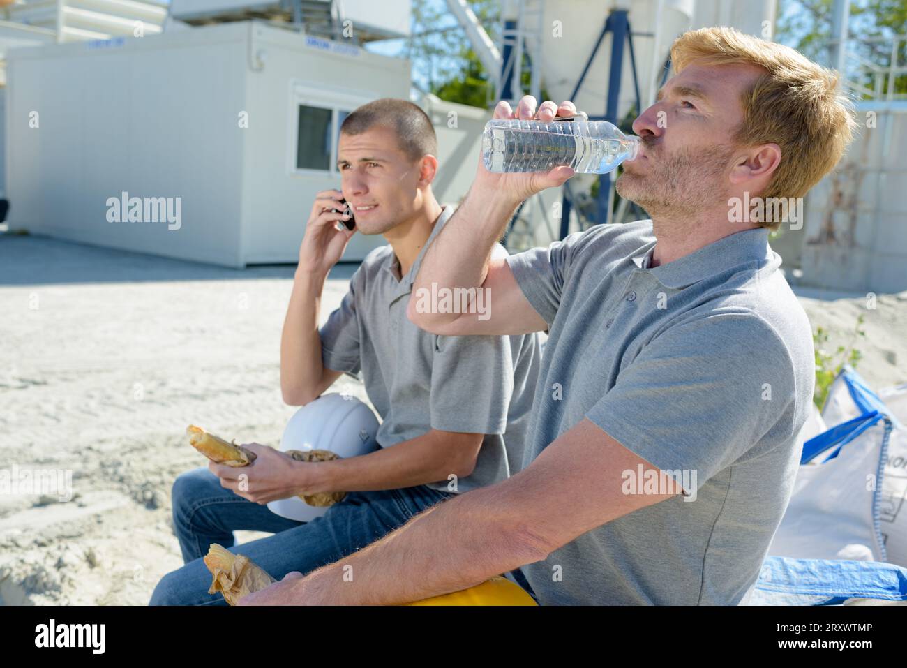 Builders having lunch break hi-res stock photography and images - Alamy