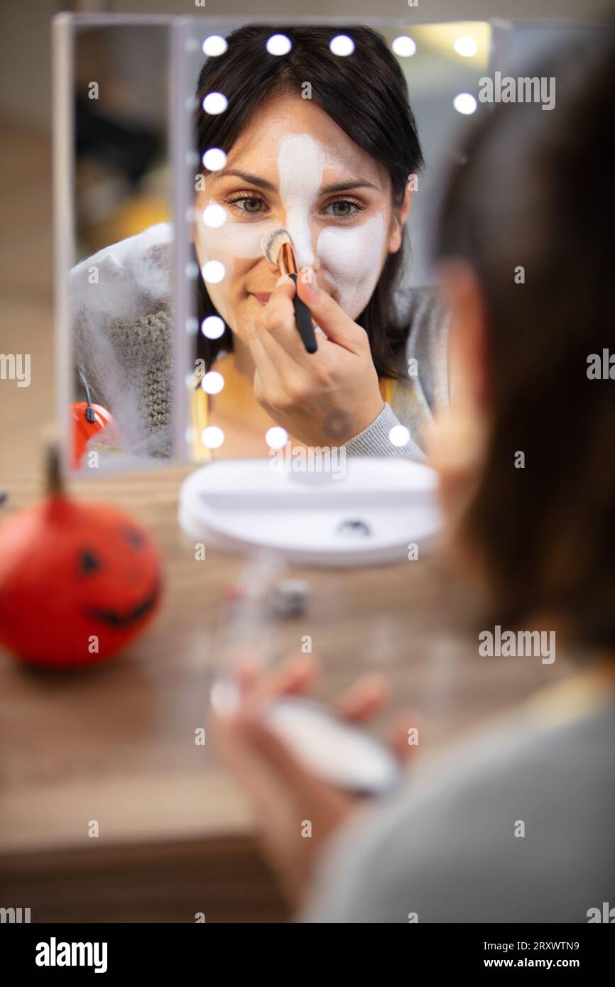 Doing own makeup hi-res stock photography and images - Alamy