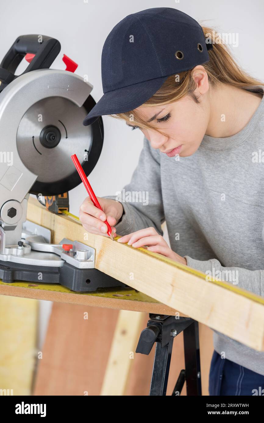 Female carpenter using saw hi-res stock photography and images - Alamy