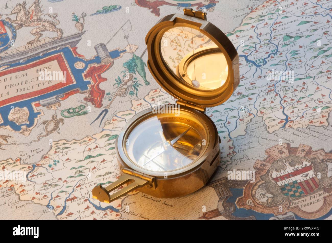 Antique brass compass on map hi-res stock photography and images - Alamy