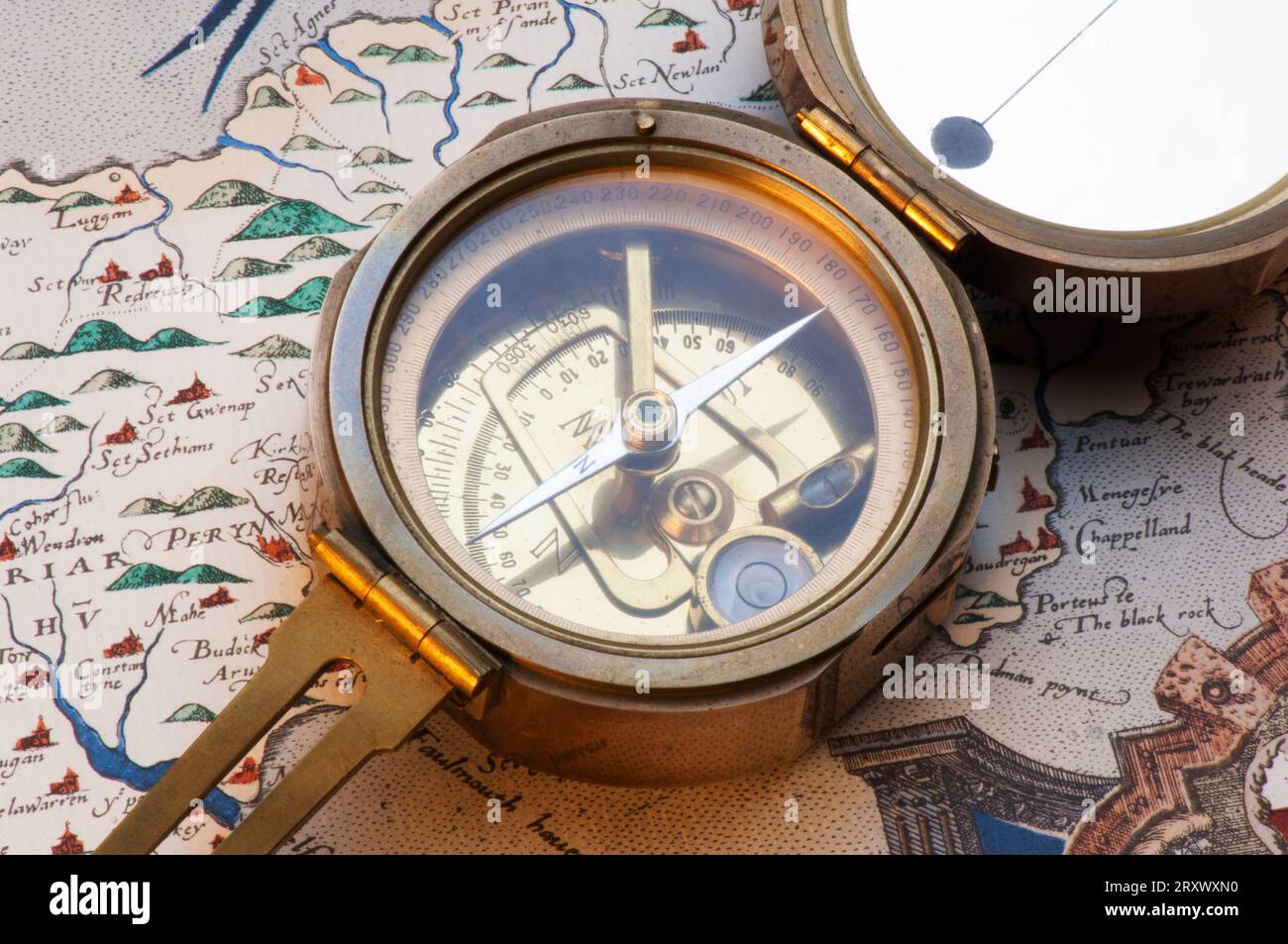 Antique brass compass on map hi-res stock photography and images - Alamy