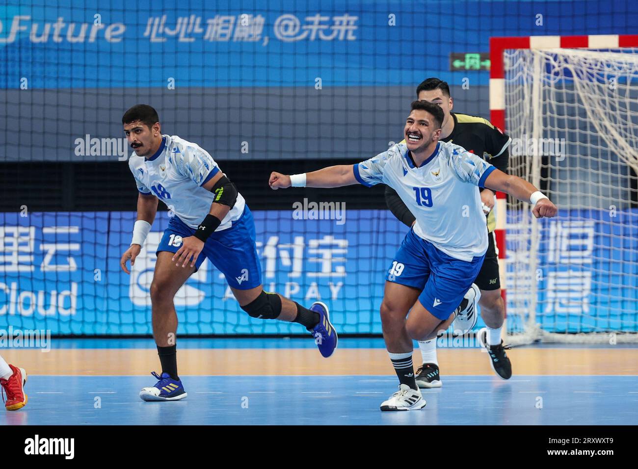 HANGZHOU, Sept. 27, 2023 (Xinhua) -- Mohammed Alhendal(R) of Kuwait ...