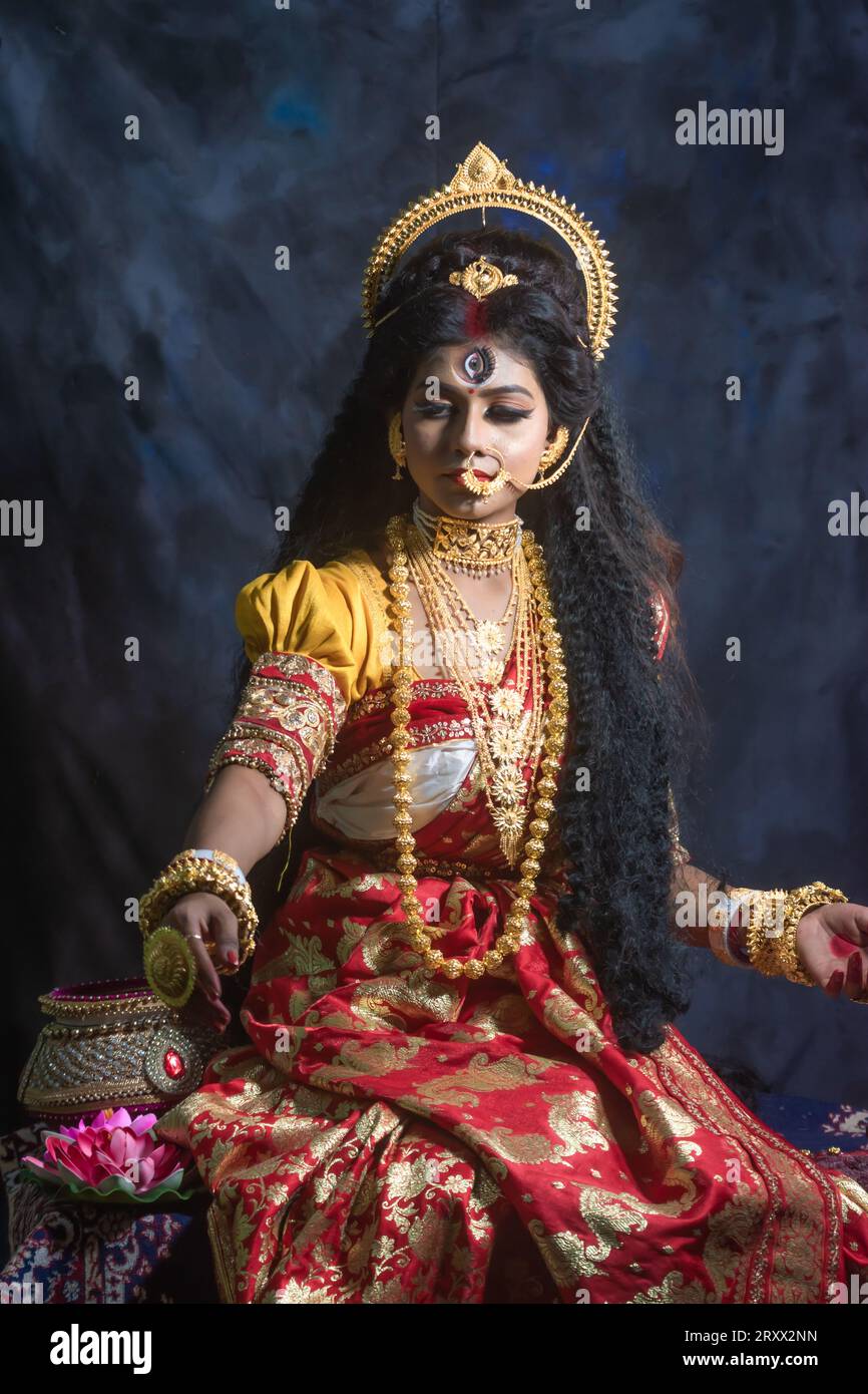 Portrait of beautiful Indian girl of Durga Idol Agomoni Concept Indoor ...