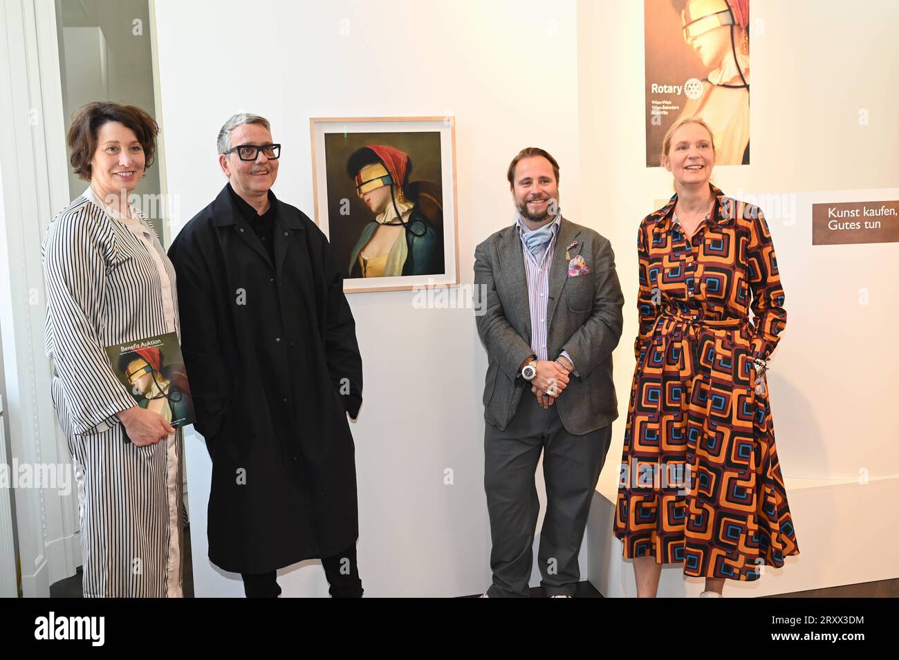 Barbara Guarnieri, Direktorin von Sotheby s Cologne, der Künstler ...