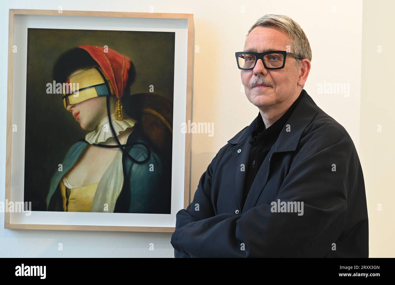 Der Künstler Volker Hermes posiert vor einem seiner Werke bei der ...