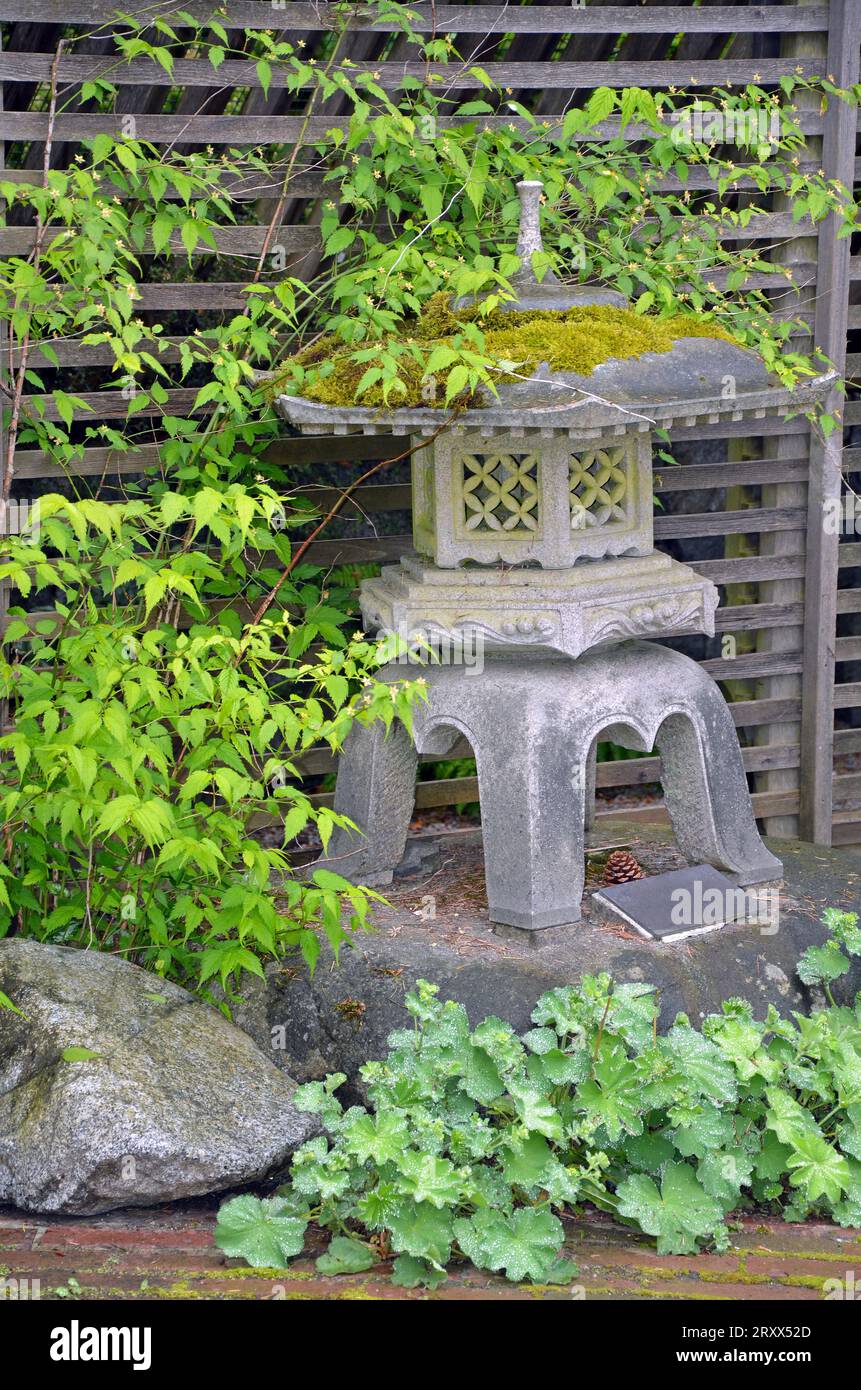 Small japanese shrine hi-res stock photography and images - Alamy