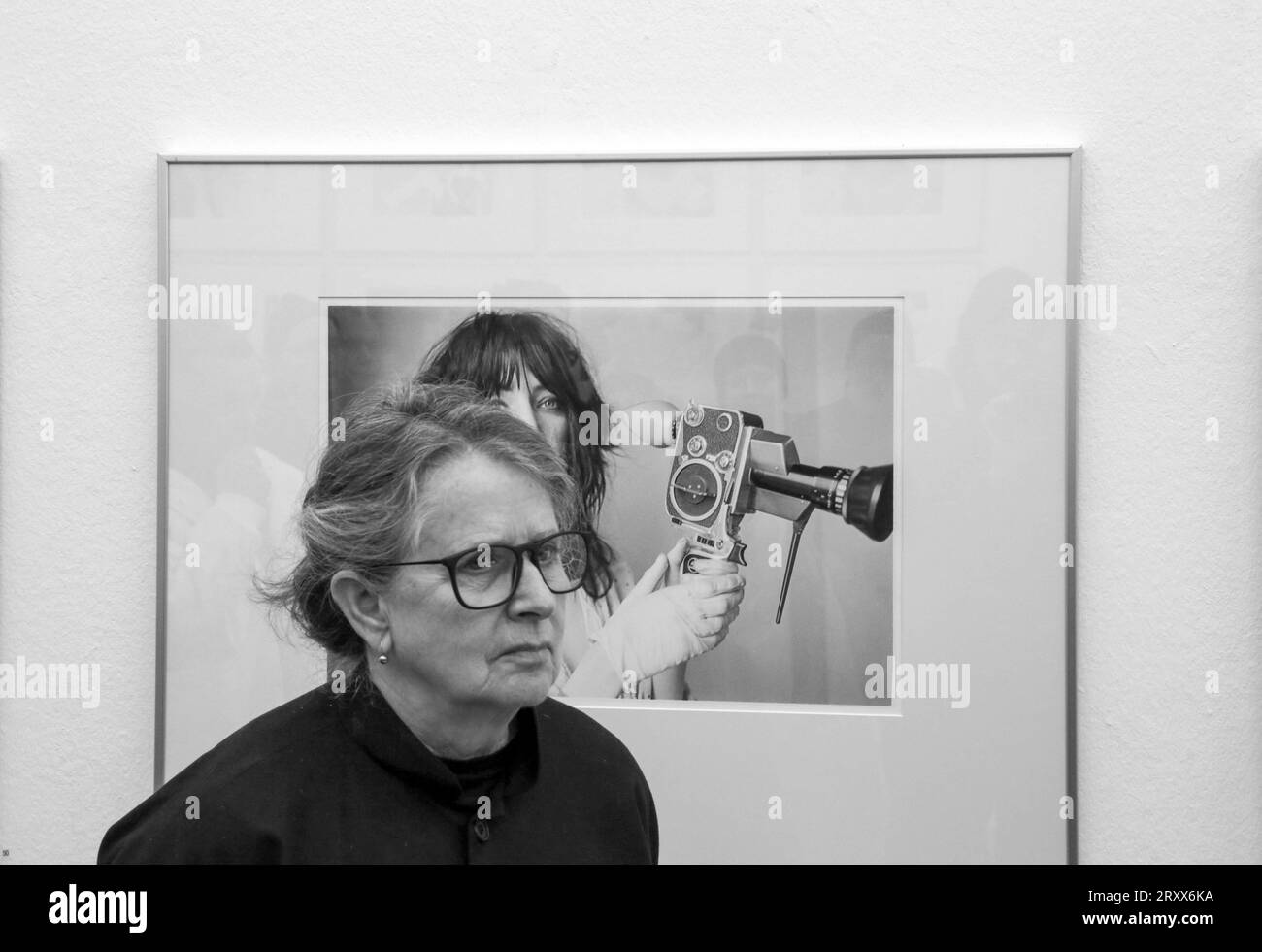 Judy Linn bei der Eröffnung ihrer Einzelausstellung im Haus am ...