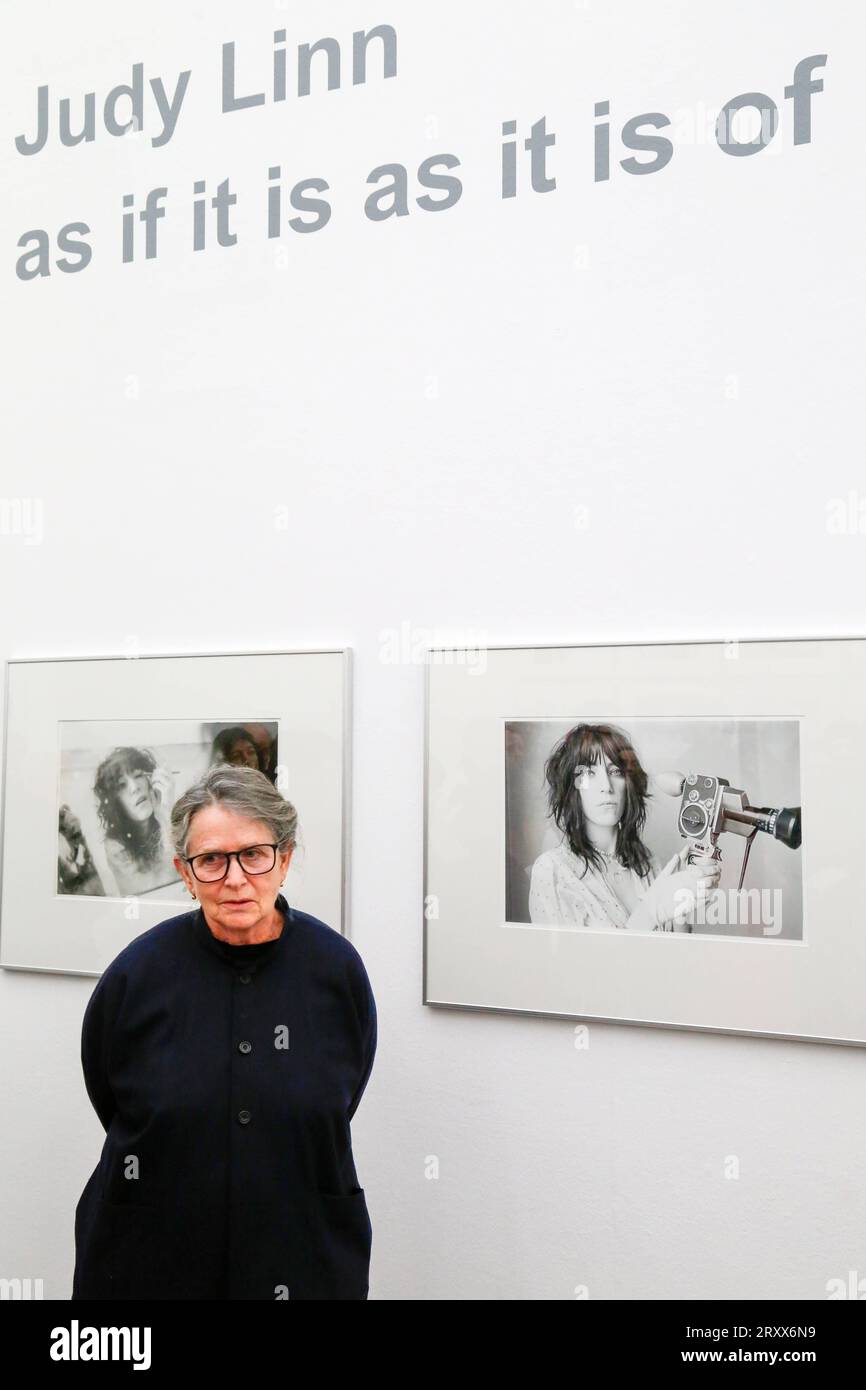 Judy Linn bei der Eröffnung ihrer Einzelausstellung im Haus am ...