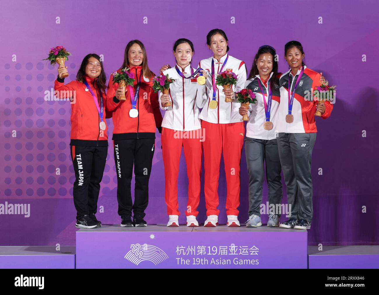 (230927) -- NINGBO, Sept. 27, 2023 (Xinhua) -- Gold medallists China's ...
