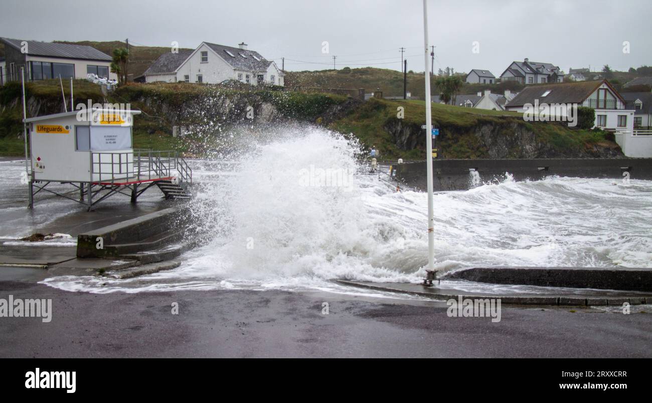 Srorm waves overtopping sea wall hi-res stock photography and images ...