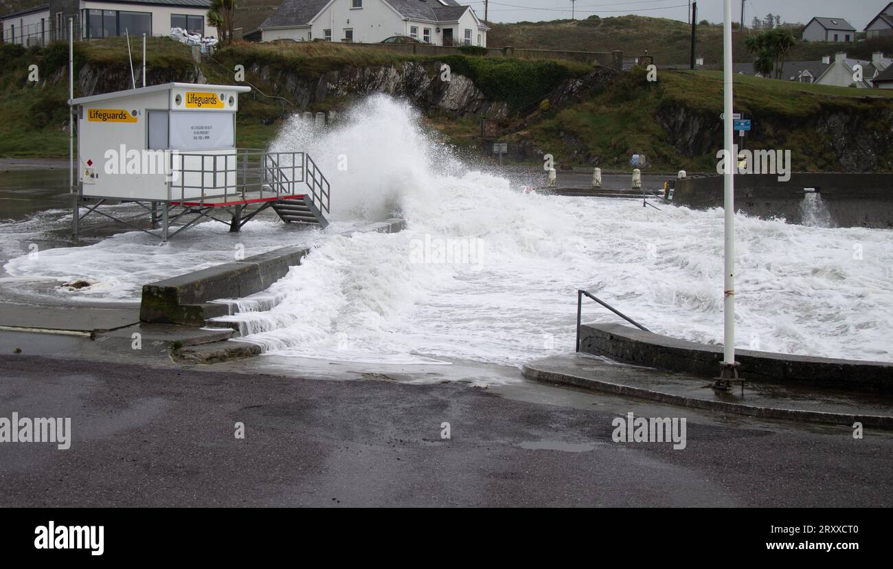 Srorm waves overtopping sea wall hi-res stock photography and images ...
