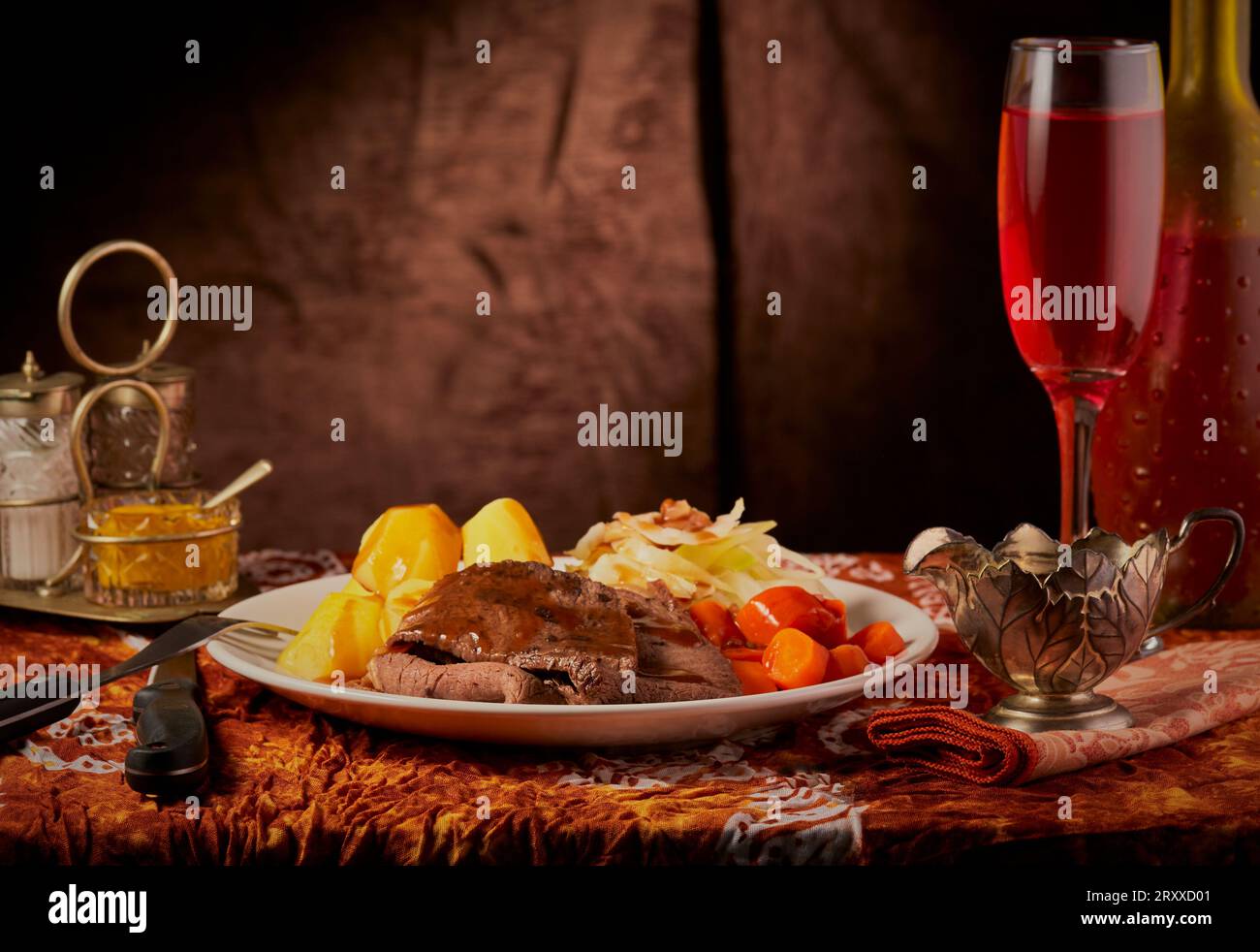 Sliced juicy roast beef hi-res stock photography and images - Alamy