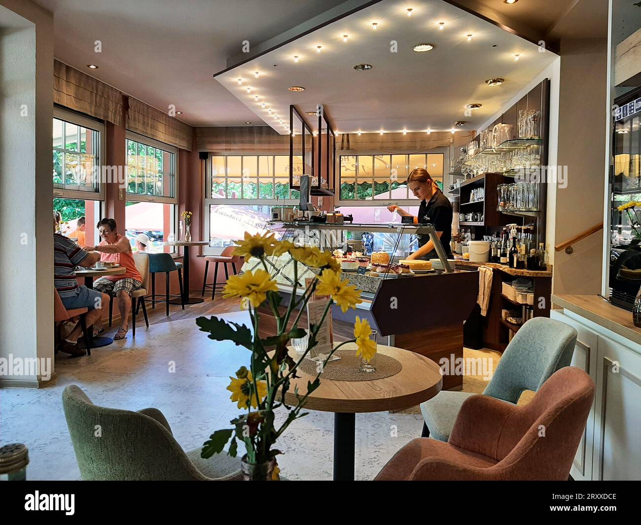 Quaint cafe hi-res stock photography and images - Alamy
