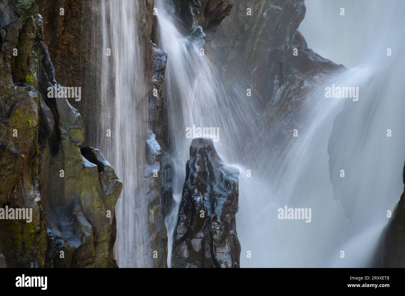 Rocas en cascada de agua hi-res stock photography and images - Alamy
