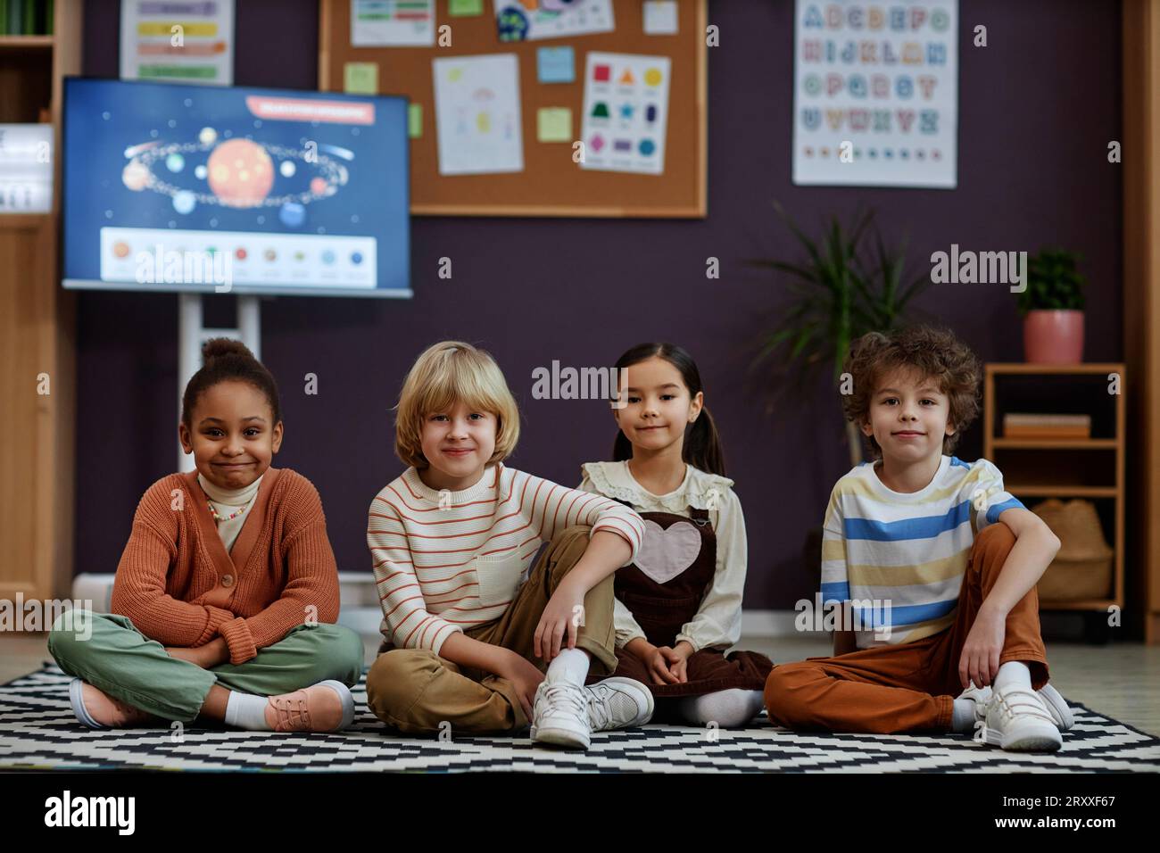 Kids sitting on floor classroom hi-res stock photography and images - Alamy
