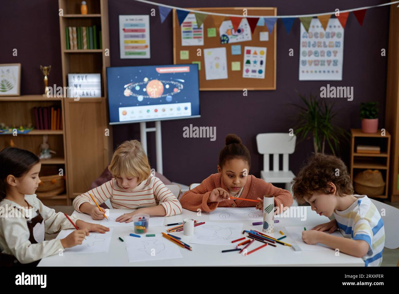 Children doing crafts hi-res stock photography and images - Alamy