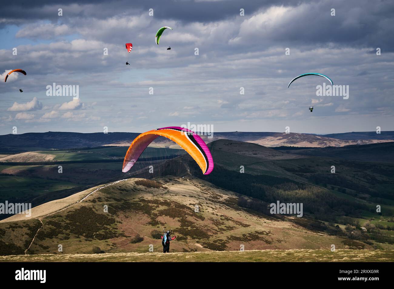 Paragliders enjoying beautiful afternoon in Peak District. Mam Tour ...