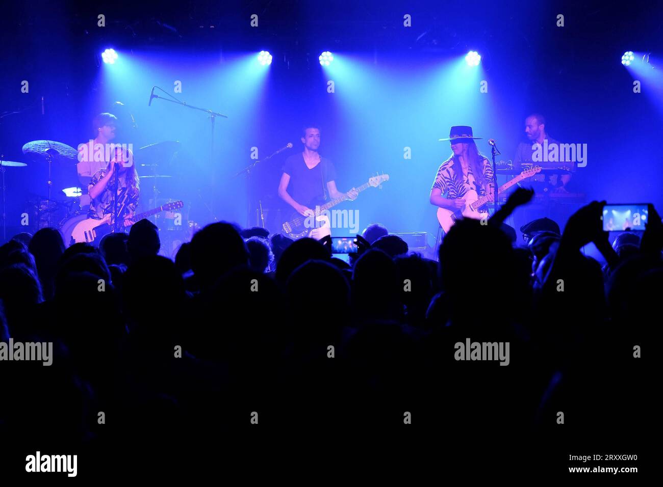 022.7.2023 xkhx Kassel, Kulturzelt Konzert Sophie Hunger und Bonaparte ...