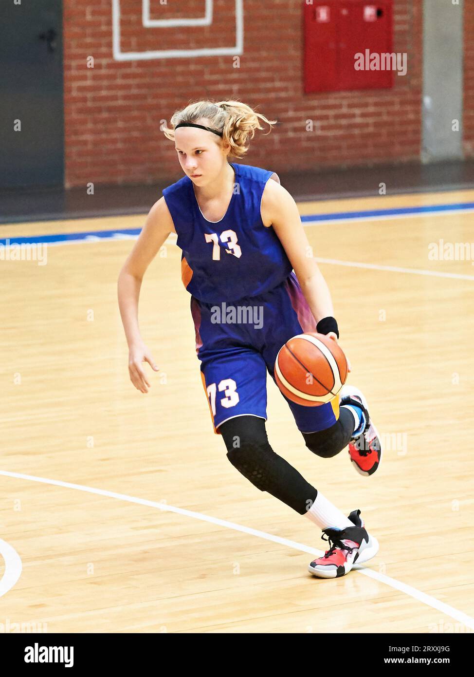 Teen girls playing sport hi-res stock photography and images - Alamy